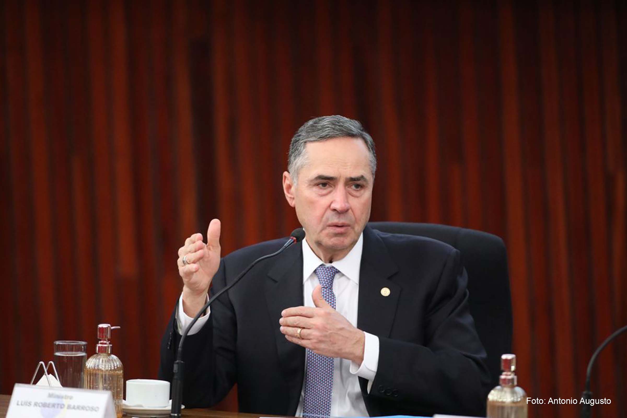 Ministro do STF Luís Roberto Barroso confirma decisão de suspender piso ...